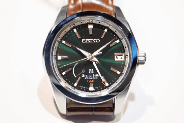 Watches that present time zones with creativity